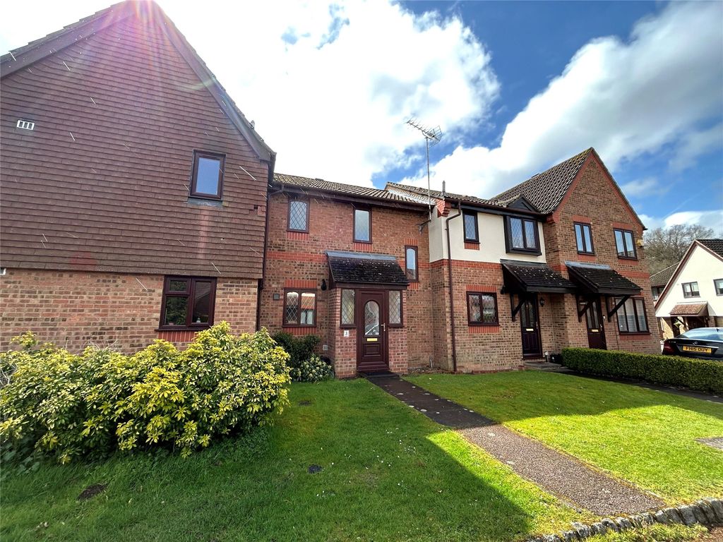 2 Bed Terraced House For Sale In Stokeford Close The Warren Bracknell