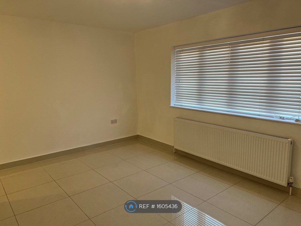 2 bed flat to rent in High Street, Grays RM17 - Zoopla