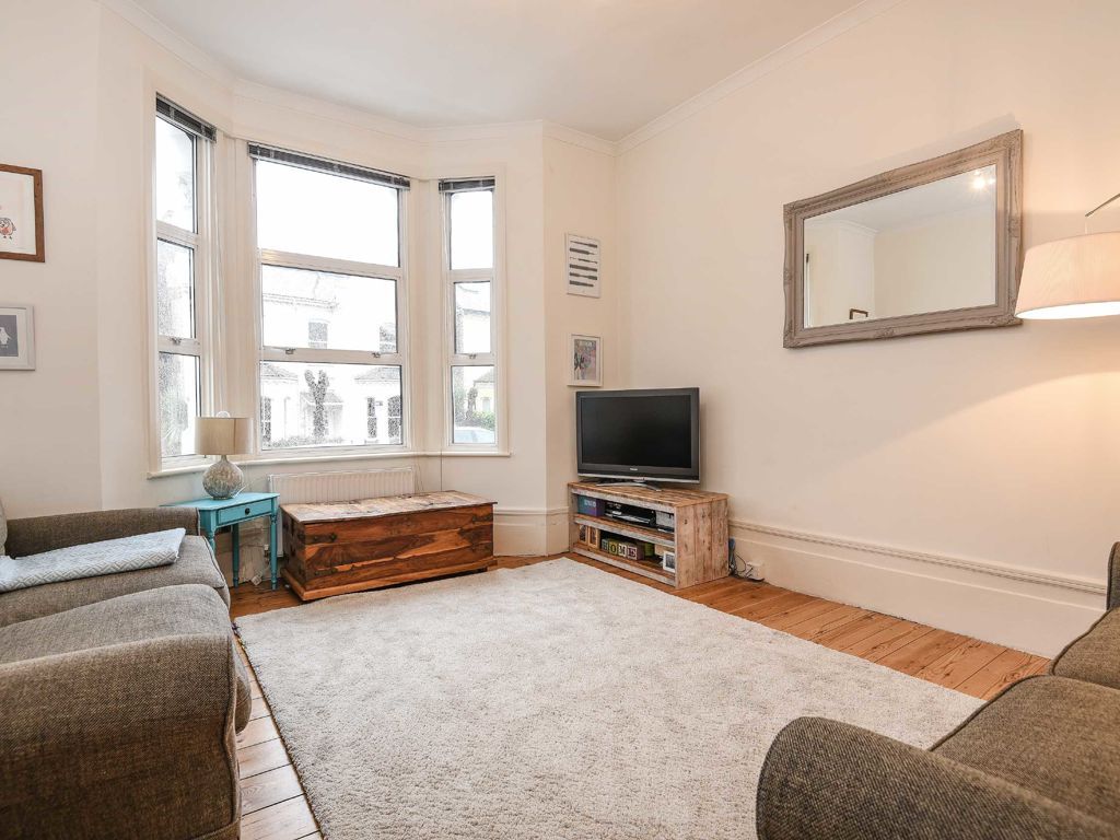 1 bed flat to rent in Rossiter Road, London SW12, £1,900 pcm - Zoopla