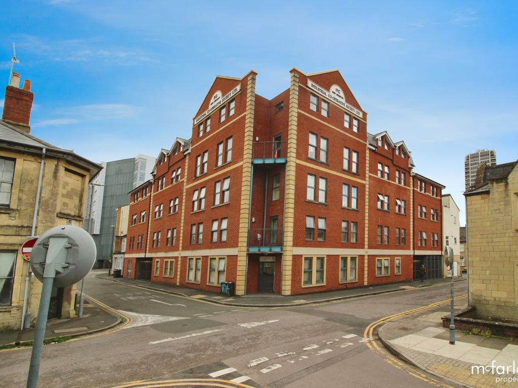 2 bed flat to rent in Harding Street, Town Centre, Swindon SN1, £900 ...