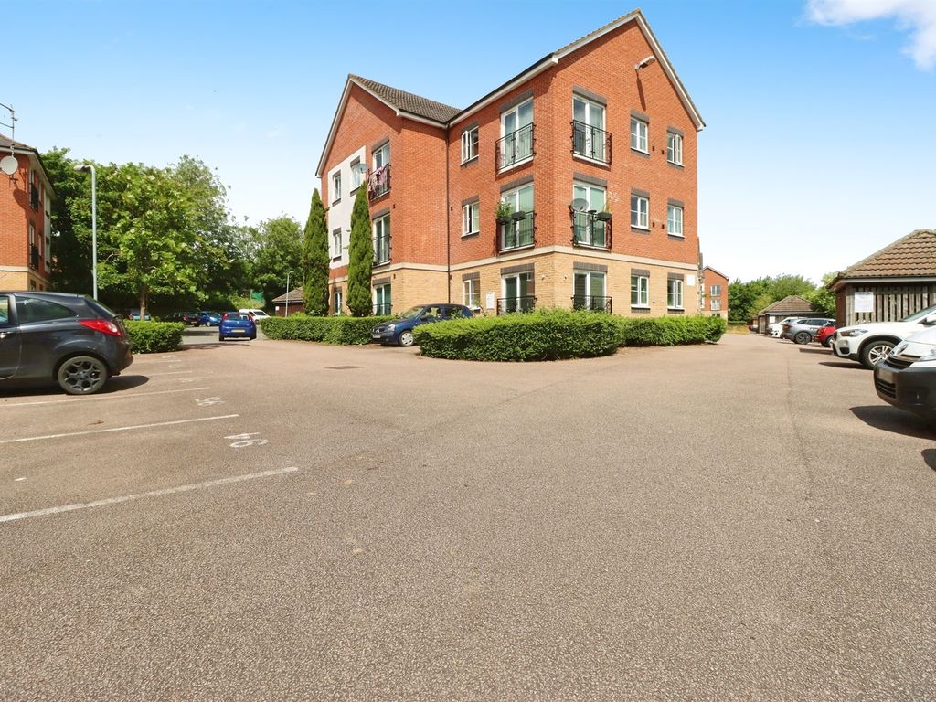 2 bed flat for sale in Poppy Fields, Kettering NN16, £52,000 - Zoopla