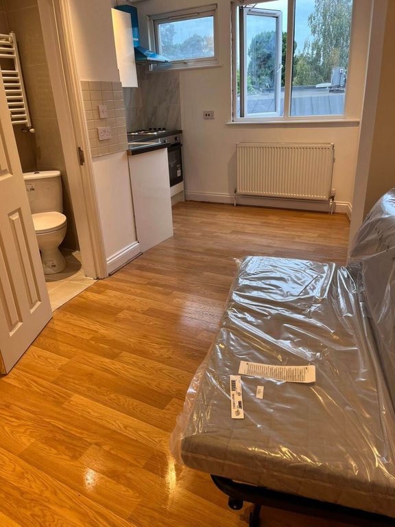 Studio to rent in High Street, Acton W3, £1,100 pcm - Zoopla