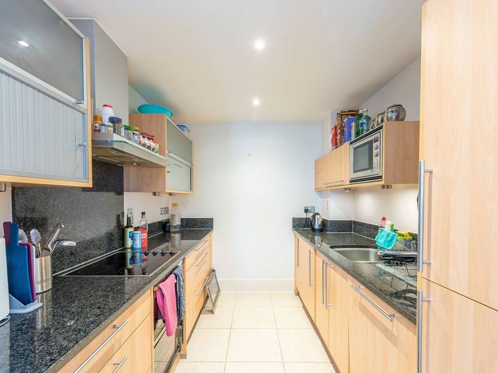 2 bed flat to rent in Ensign House, Vauxhall, London SW8, £3,250 pcm ...