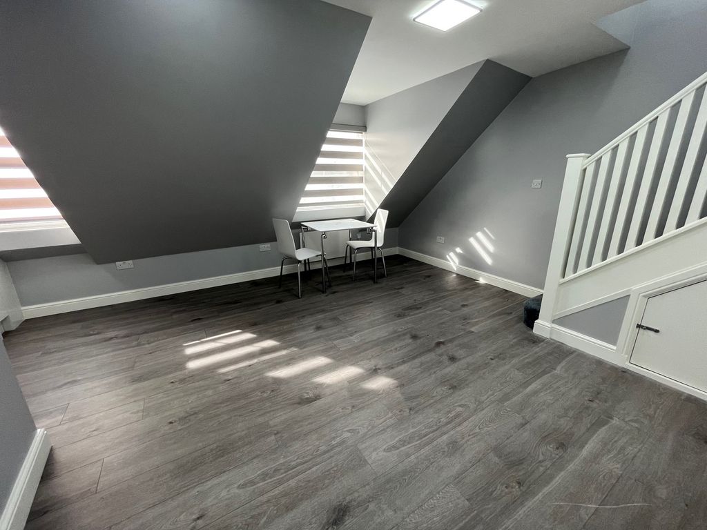1 bed flat to rent in The Burroughs, London NW4, £1,350 pcm - Zoopla