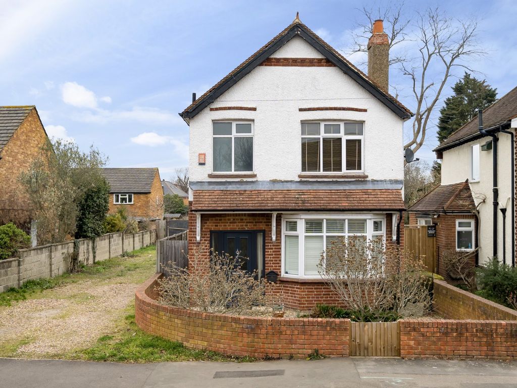 3 bed detached house for sale in Stepgates, Chertsey KT16 - Zoopla