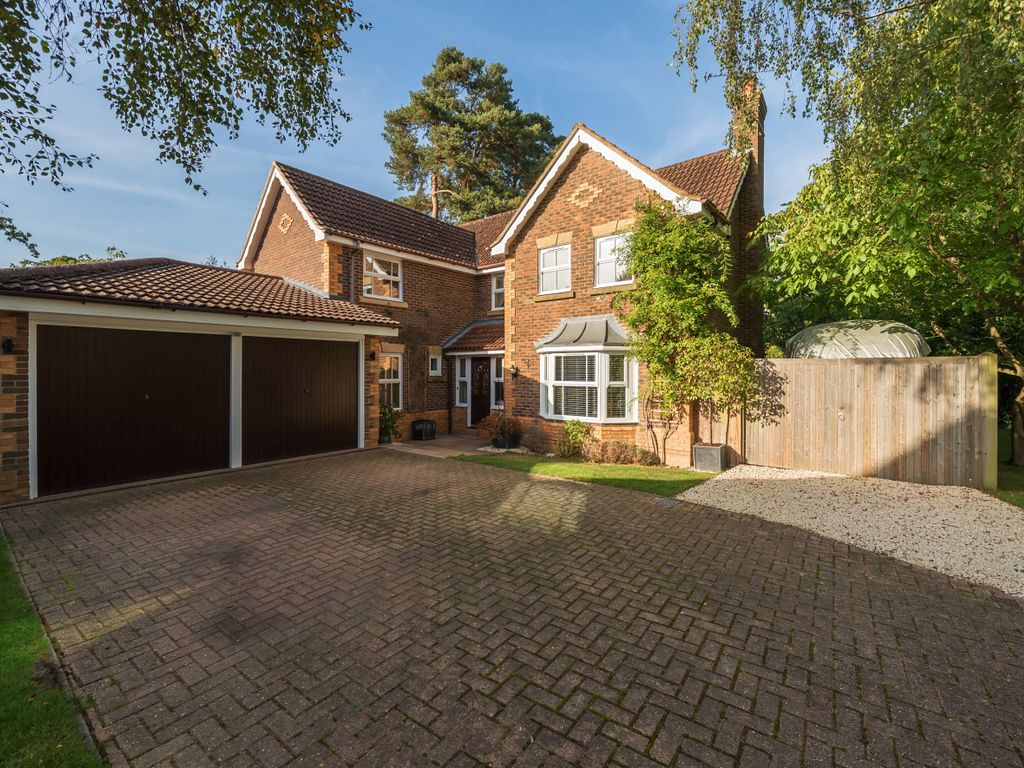 4 Bed Detached House For Sale In Hart Dyke Close Wokingham Berkshire