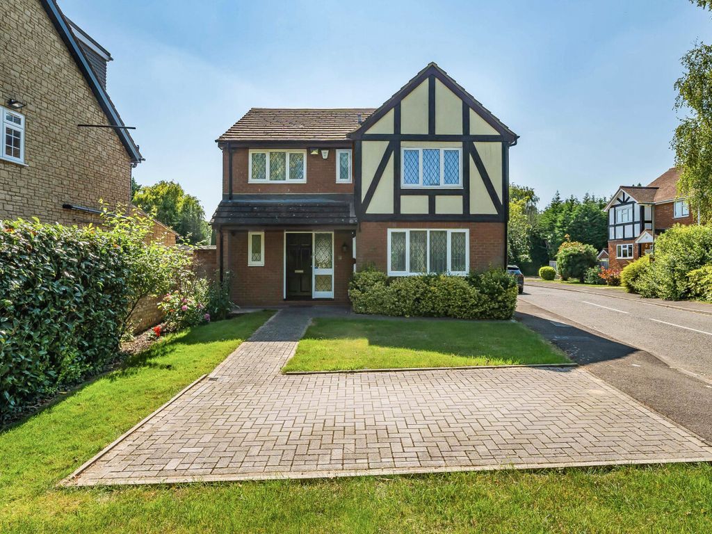 4 bed detached house for sale in Staines, Surrey TW18, £725,000 - Zoopla