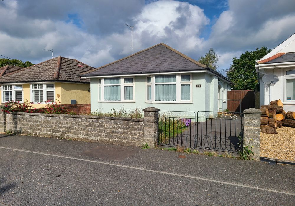 2 Bed Detached Bungalow For Sale In Downs Park Avenue Southampton So40