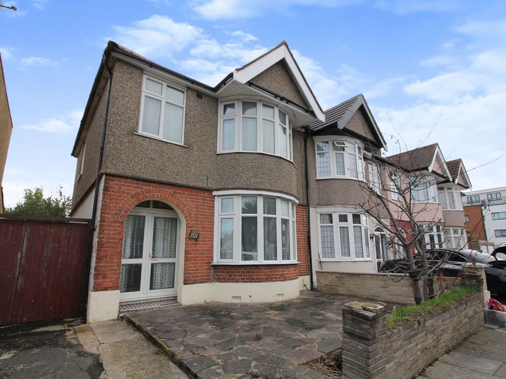 3 bed end terrace house for sale in Meadway, Ilford IG3 - Zoopla