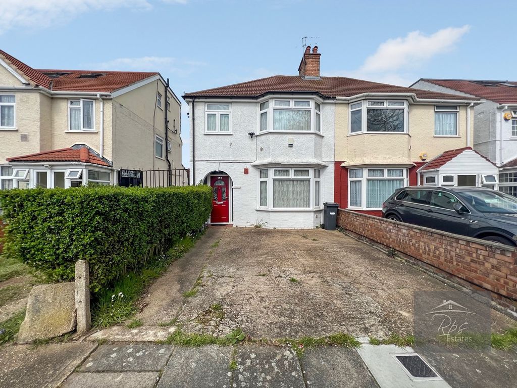 4 Bed Semi Detached House To Rent In Hinton Avenue Hounslow Tw4 £