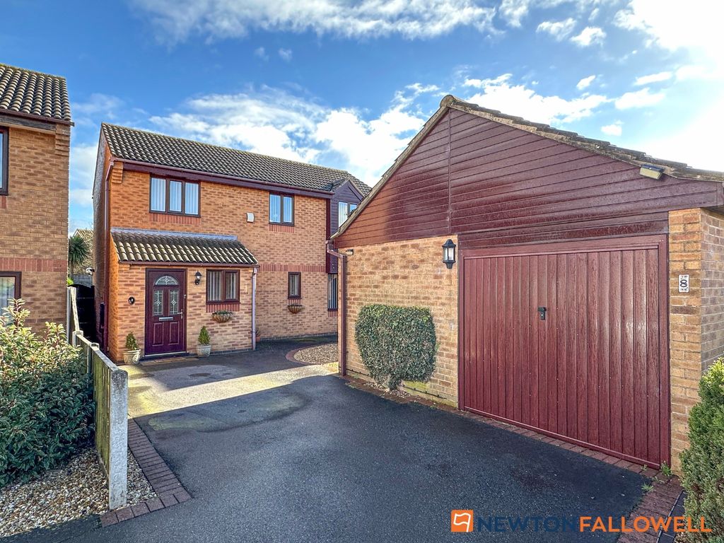 4 bed detached house for sale in Cardinal Hinsley Close, Newark NG24, £ ...