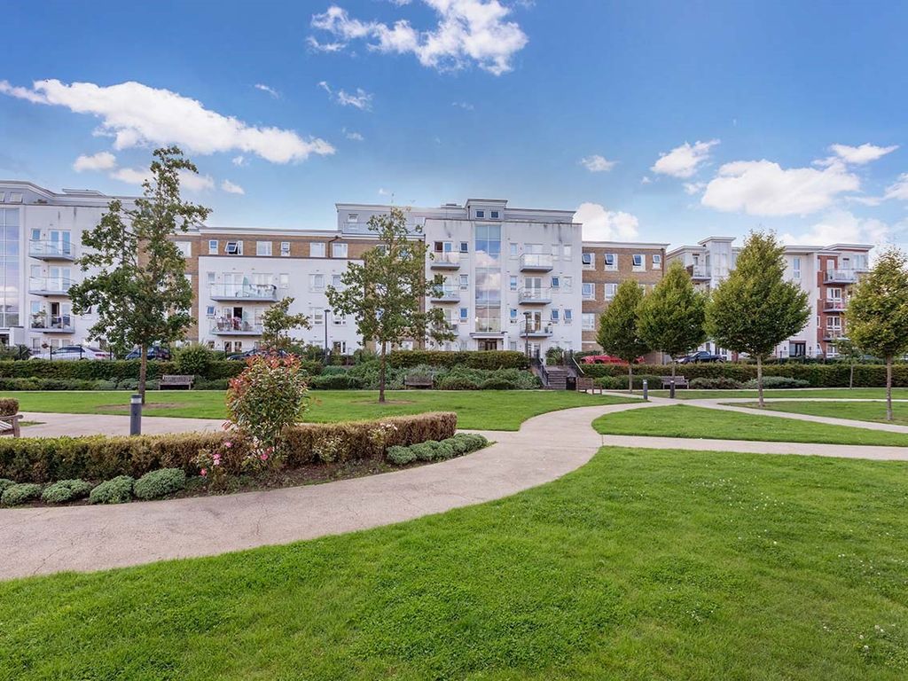 2 bed flat for sale in Heron Way, Maidenhead SL6, £299,950 - Zoopla