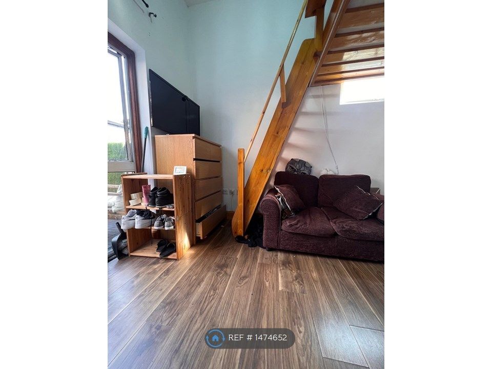 Studio to rent in Burroughs Parade, London NW4 - Zoopla