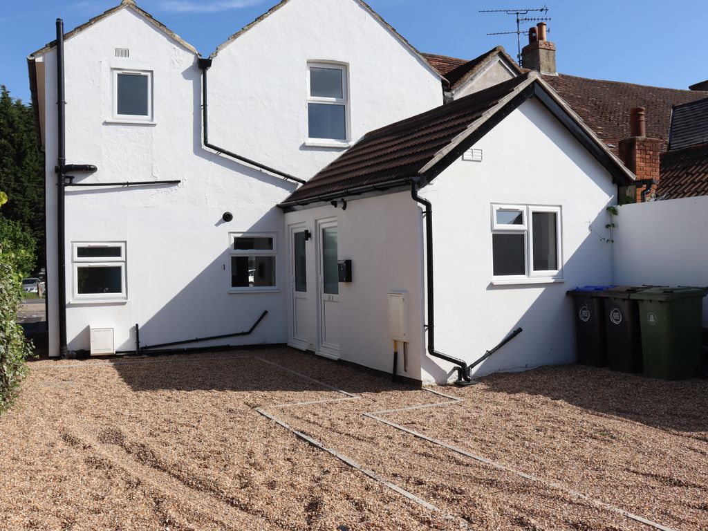 1 bed maisonette to rent in High Street, Bagshot GU19, £1,150 pcm - Zoopla