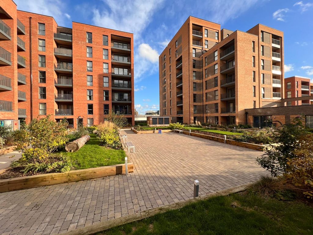 2 bed flat to rent in Chailey Place, Hayes UB3, £2,295 pcm - Zoopla
