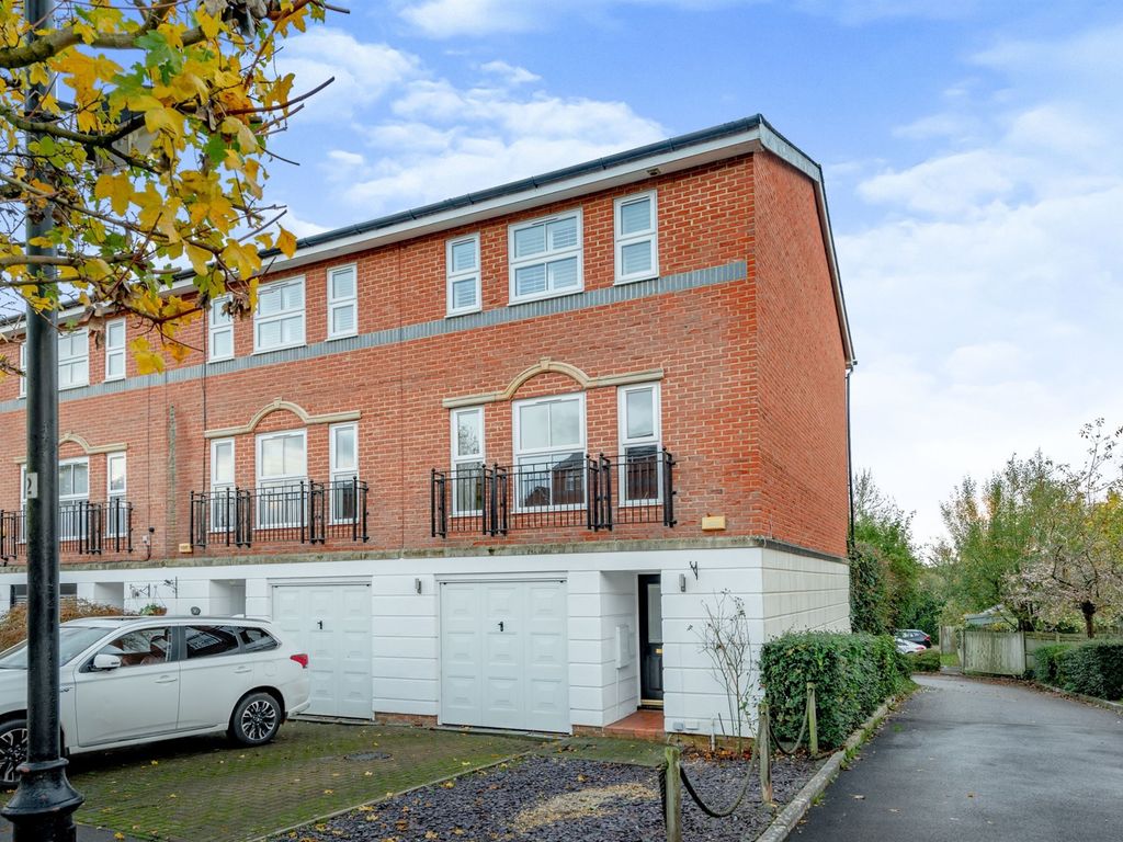 4 bed mews house for sale in Reed Drive, Redhill RH1 - Zoopla