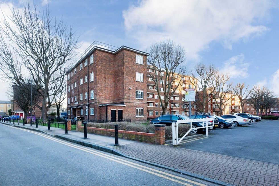 3 bed flat to rent in Lindley Street, London E1, £2,600 pcm - Zoopla