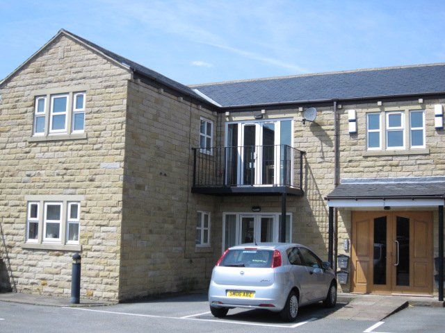 2 bed flat to rent in Old Fold, Farsley, Pudsey LS28, £895 pcm - Zoopla