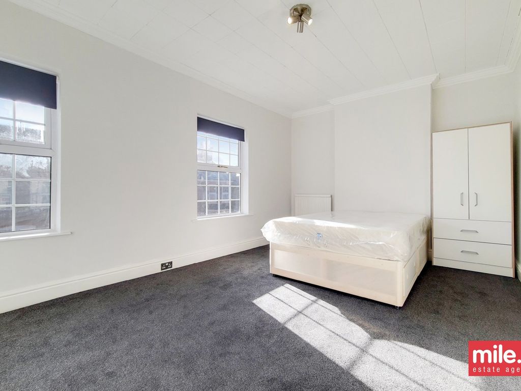 Room to rent in Reginald Street, Luton LU2 - Zoopla