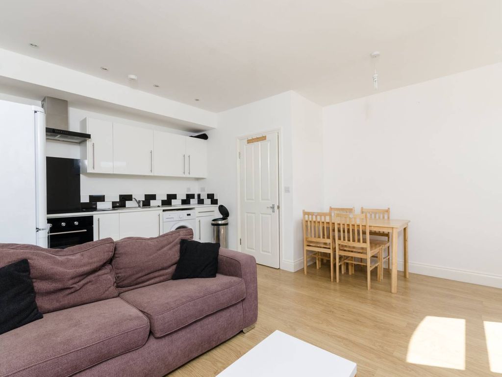 3 bed flat to rent in Salisbury Pavement, Fulham, London SW6 - Zoopla