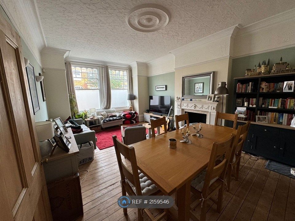 2 bed flat to rent in Terrapin Road, London SW17, £2,495 pcm - Zoopla