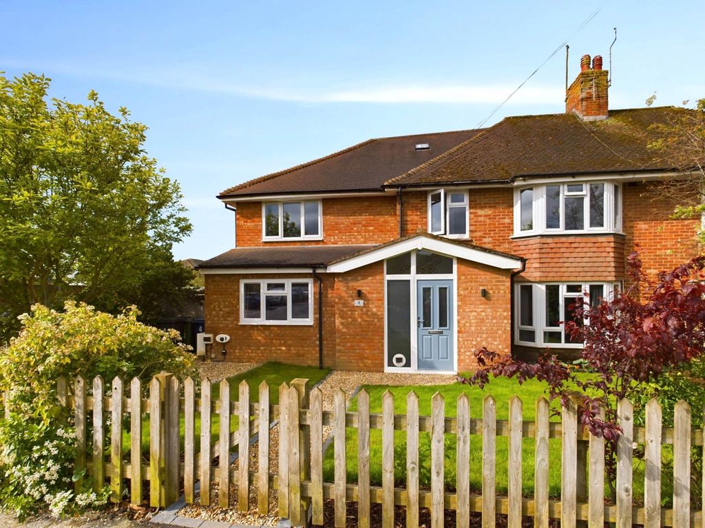 5 Bed Semi Detached House For Sale In Loddon Road Bourne End Sl8 £