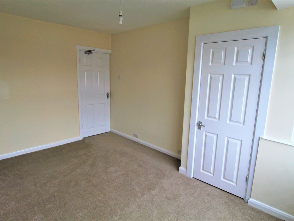 Room to rent in Osborne Avenue, Staines-Upon-Thames TW19, £850 pcm - Zoopla