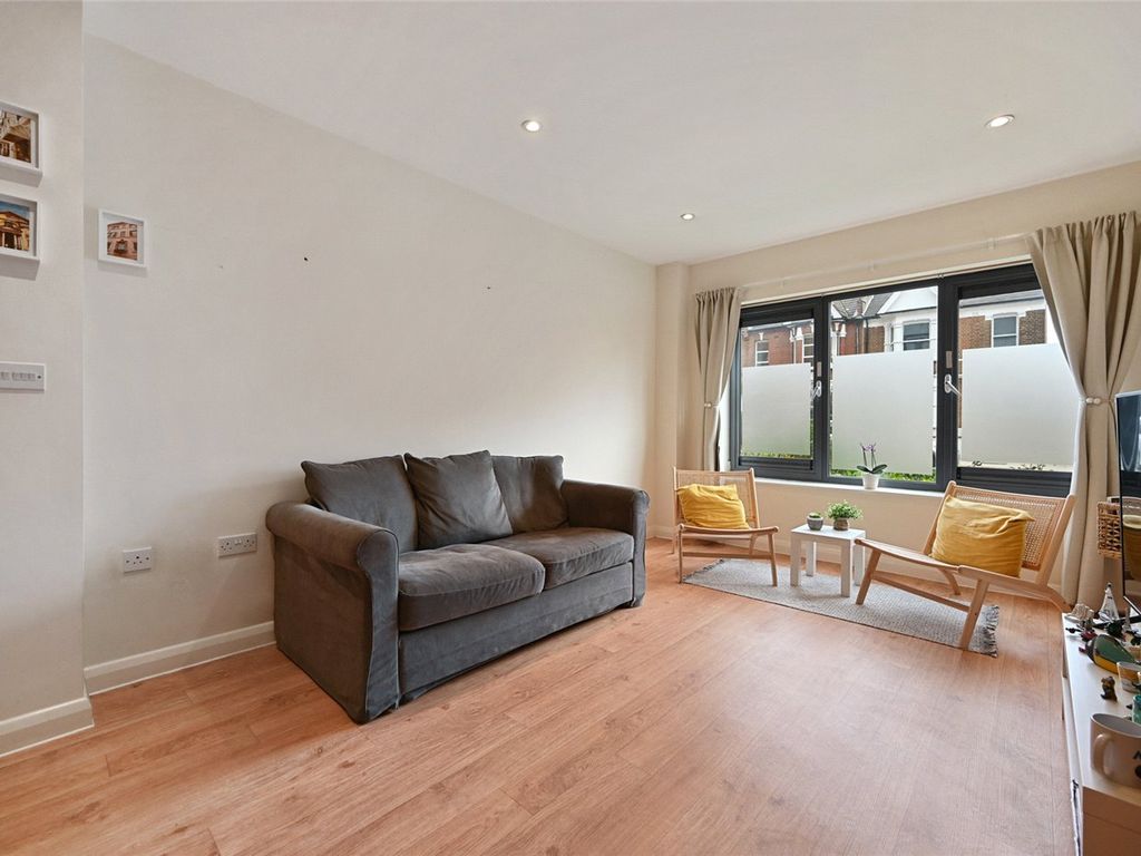 1 Bed Flat To Rent In Vandervell Court Larden Road London W3 £1 550