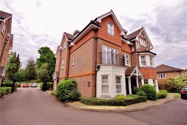 2 bed flat for sale in Pembroke Road, Woking GU22, £385,000 - Zoopla