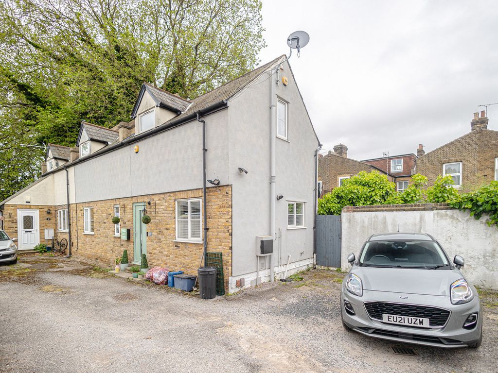 2 Bed Semi Detached House For Sale In North Avenue Southend On Sea Ss2
