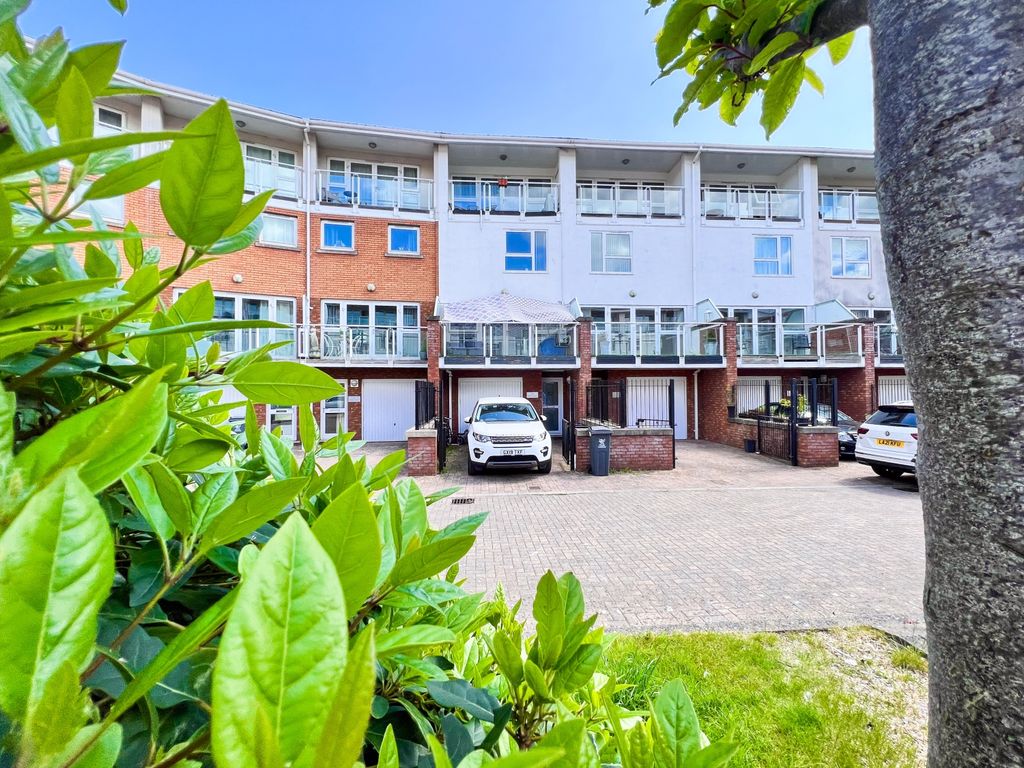 3 bed town house for sale in Taliesin Court, Chandlery Way, Cardiff ...