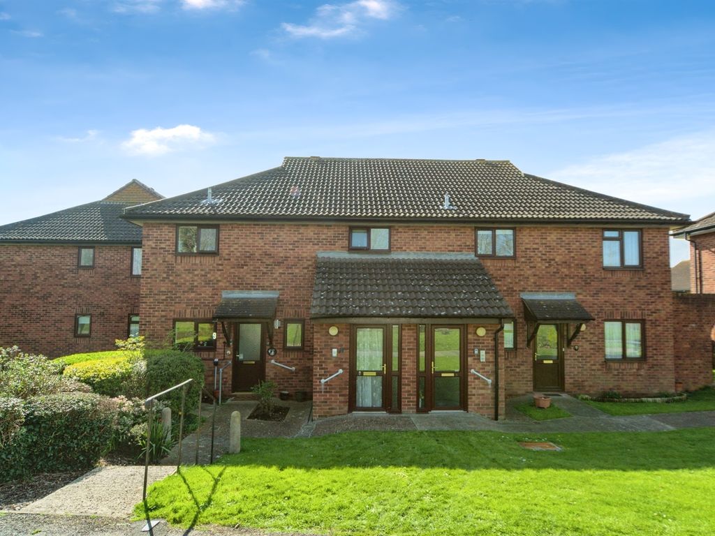 1 bed flat for sale in Langney Rise, Eastbourne BN23, £100,000 - Zoopla