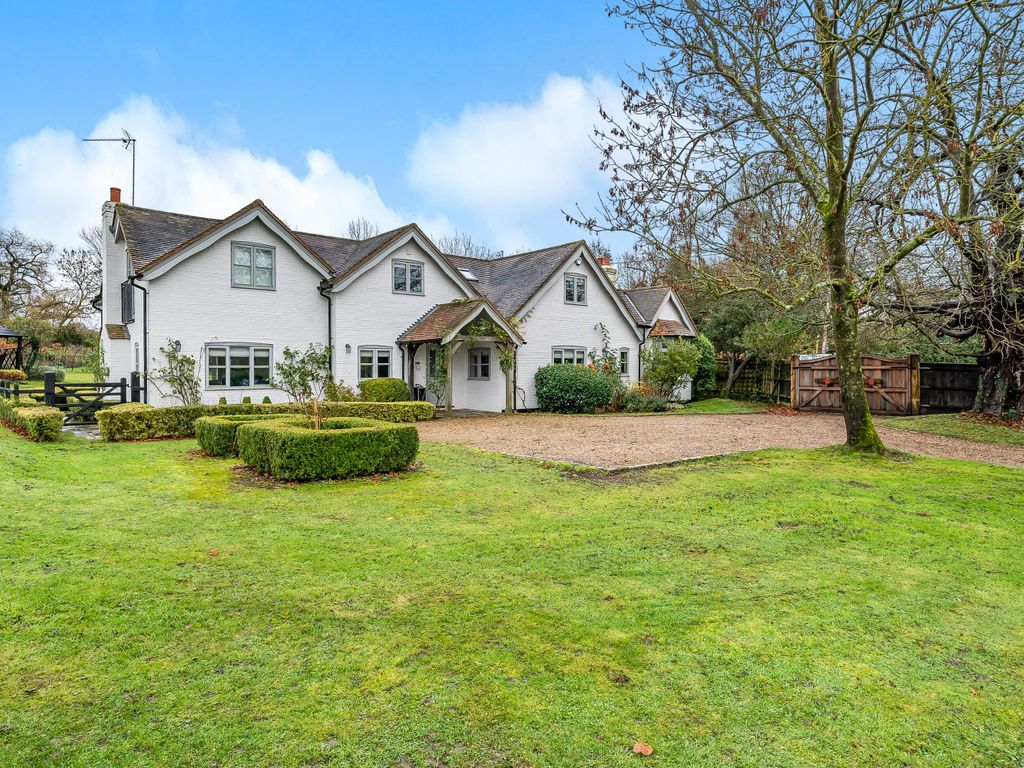 5 Bed Detached House To Rent In Hawthorn Hill Warfield Bracknell