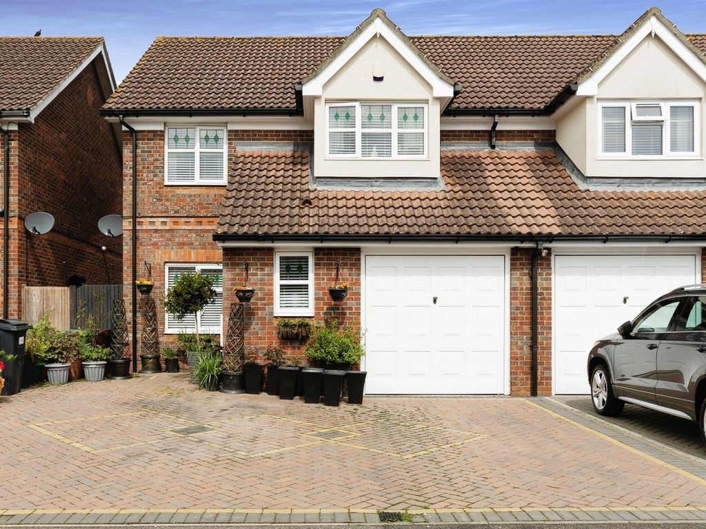 3 Bed Semi Detached House For Sale In Chaffinch Drive Kingsnorth