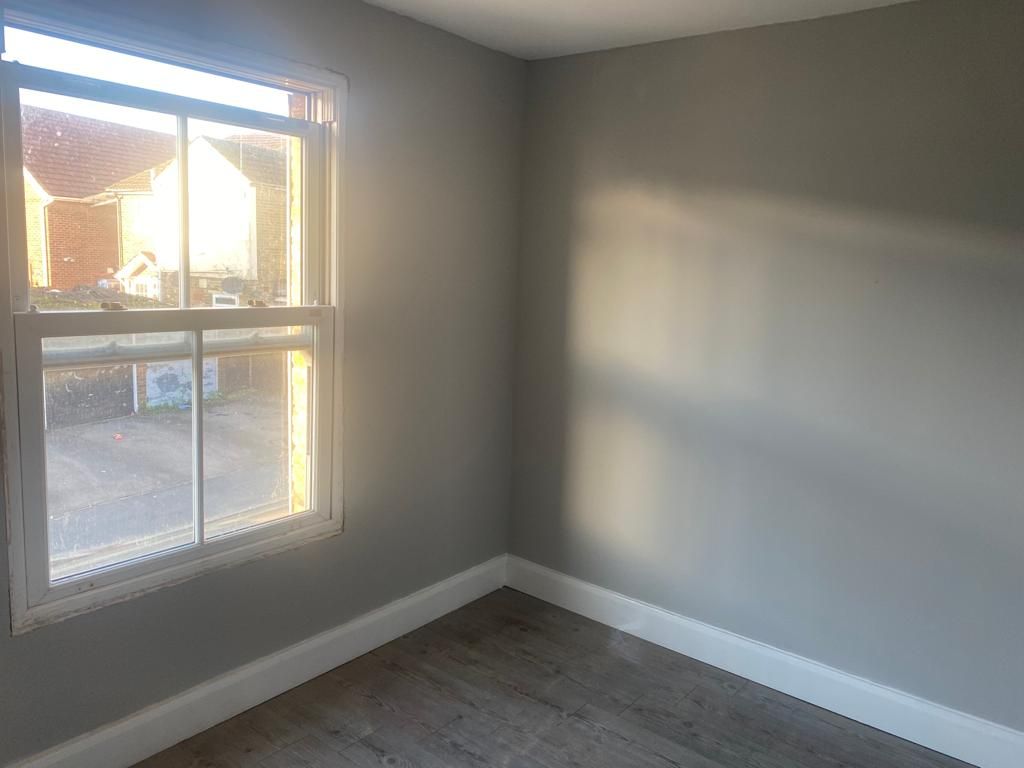 Studio to rent in Hillside, Slough SL1, £1,000 pcm - Zoopla