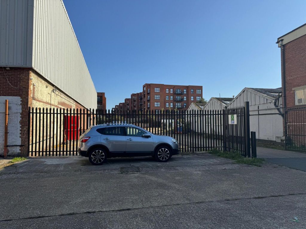 Warehouse to let in Restmor Way, Hackbridge SM6, £18,000 pa - Zoopla