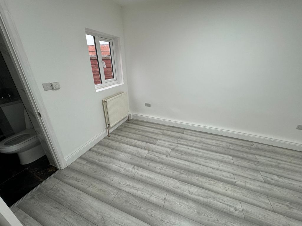 1 bed flat to rent in Whitley Wood Lane, Reading RG2, £700 pcm - Zoopla