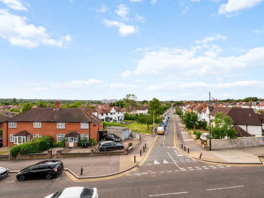 2 bed flat to rent in Snakes Lane East, Woodford Green IG8 - Zoopla