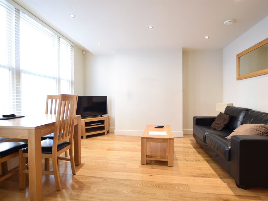 1 bed flat to rent in Cross Street, Reading, Berkshire RG1, £1,100 pcm ...