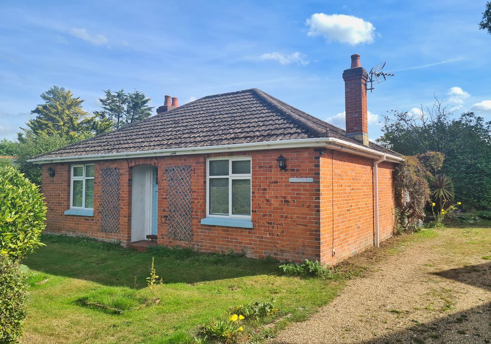 2 Bed Detached Bungalow For Sale In Newbridge Road Cadnam Southampton