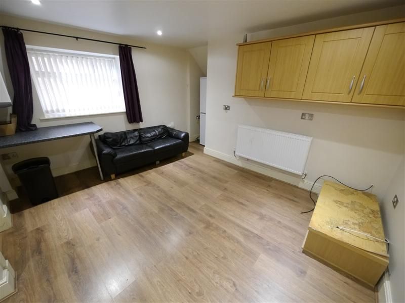 3 bed flat to rent in Devon Road, Leeds LS2, £1,150 pcm - Zoopla