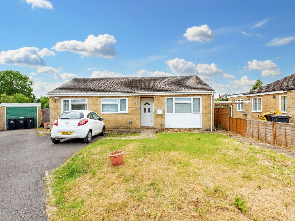 4 Bed Detached Bungalow For Sale In Larksfield Close Carterton Ox18 £