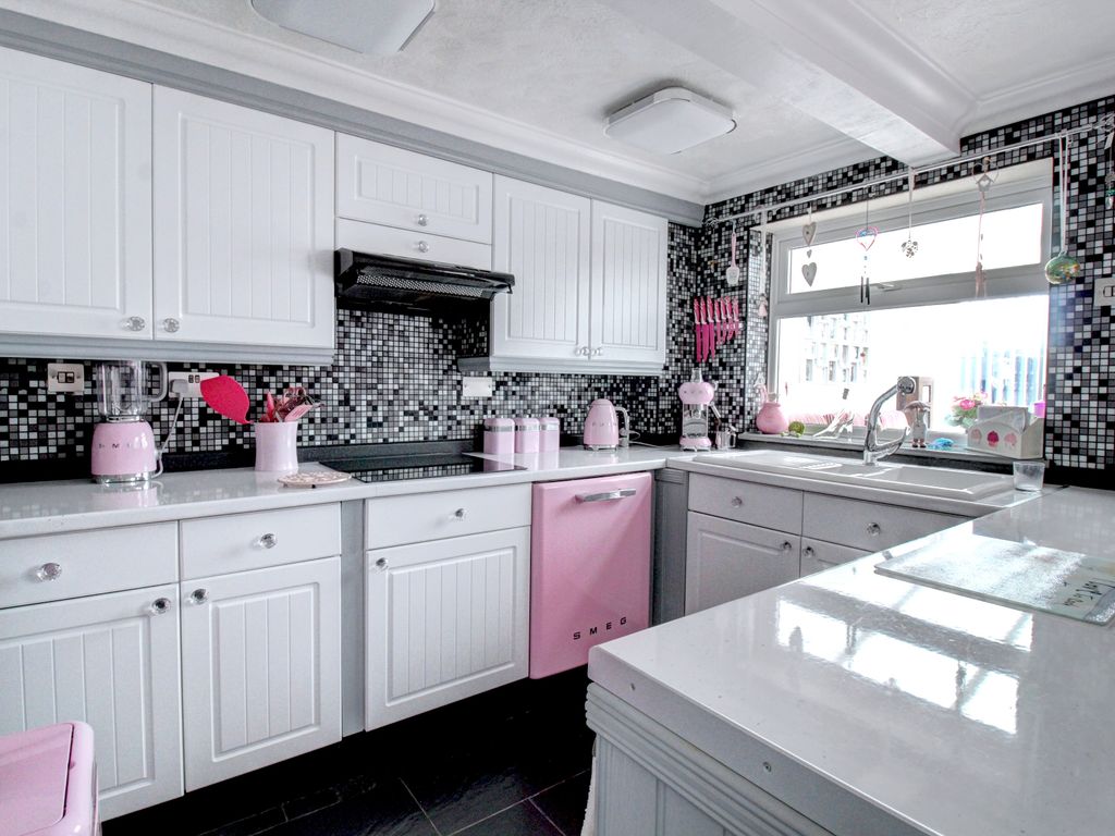 3 bed end terrace house for sale in Woolmer Green, Laindon, Basildon ...