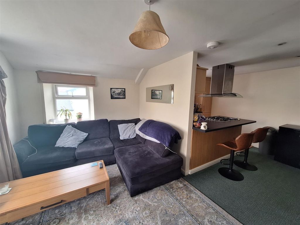 2 bed flat to rent in Eastgate, Cowbridge CF71, £850 pcm - Zoopla