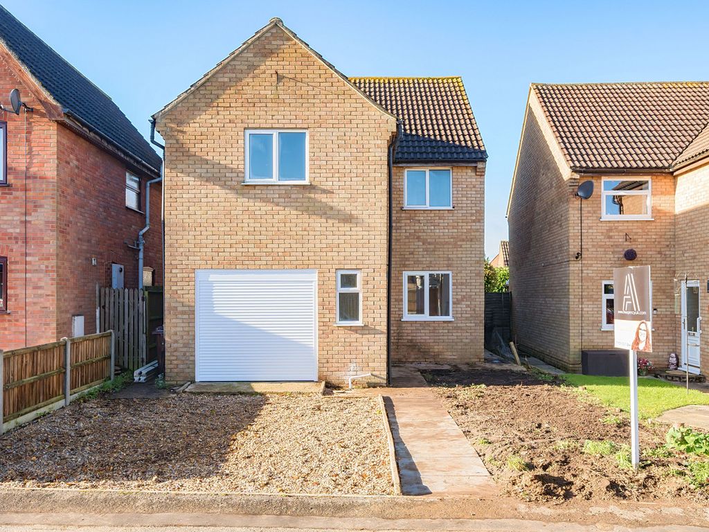 3 bed detached house for sale in Porter Road, Long Stratton NR15, £ ...