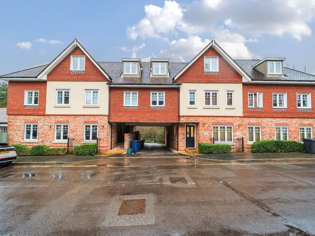 2 bed flat for sale in Kings Road, Doyle Court GU27, £300,000 - Zoopla
