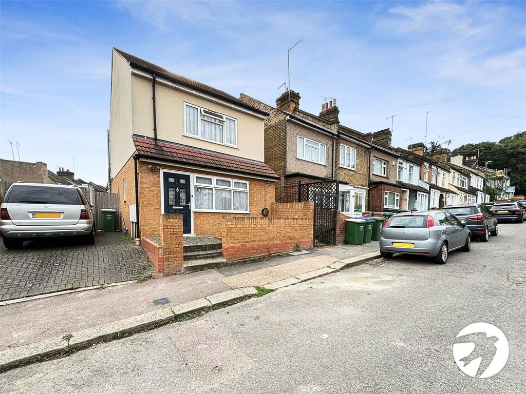 3 bed property to rent in Glendale Road, Erith DA8, £2,000 pcm - Zoopla