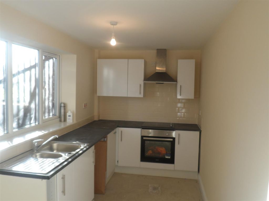 1 bed flat to rent in Venus Mews, Mitcham CR4, £1,300 pcm - Zoopla