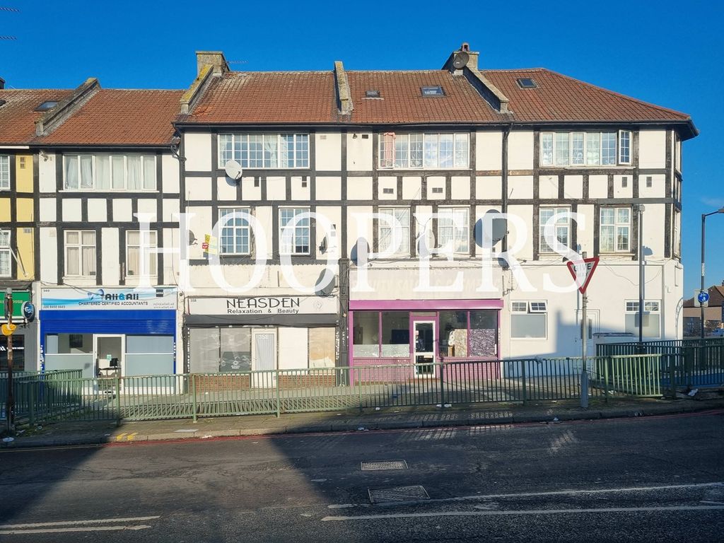 3 bed flat to rent in Neasden Lane North, London NW10, £1,800 pcm - Zoopla