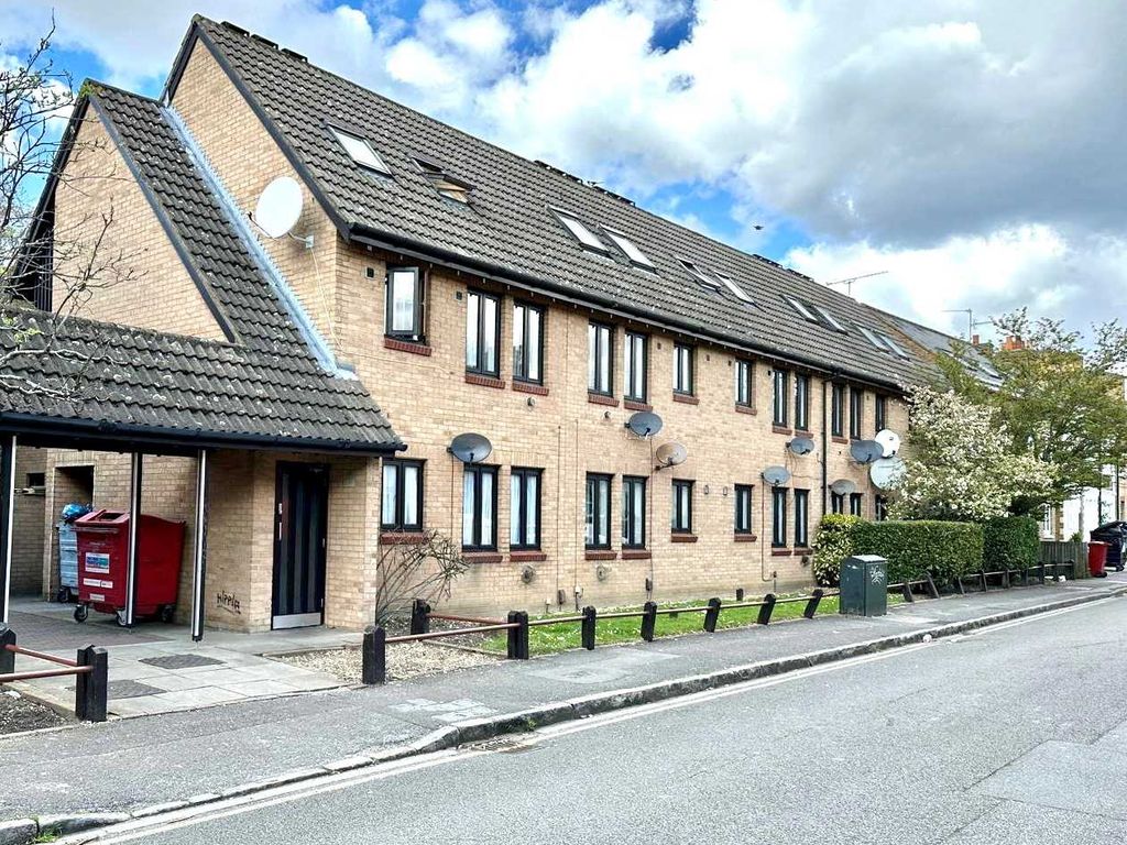 Studio to rent in Stephenson Court, Osborne Street, Slough SL1 - Zoopla